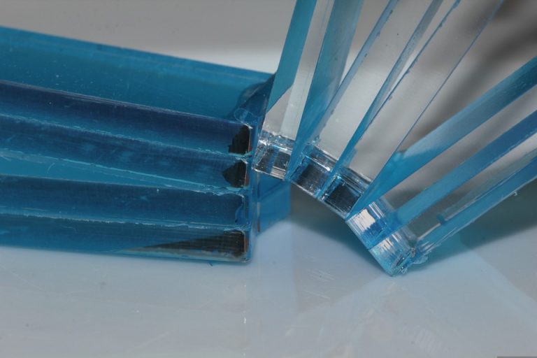 Colla per Plexiglass - Quale Scegliere, Utilizzo e Prezzi